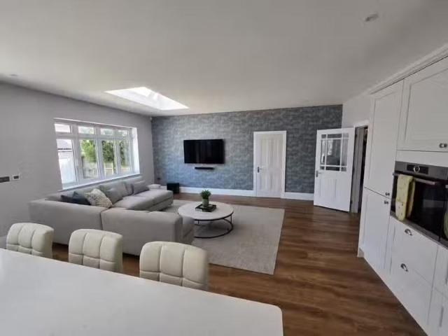 4 bedroom detached house for rent in Fitzharris Avenue, Bourne.