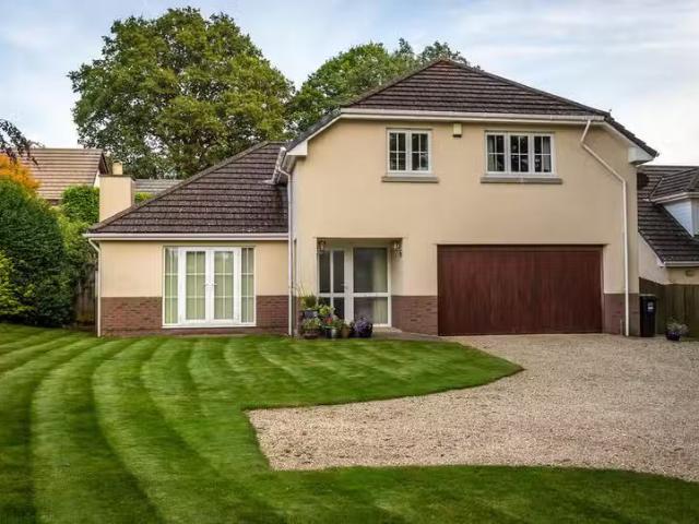 4 bedroom detached house for rent in Flax Bourton Road, BS8