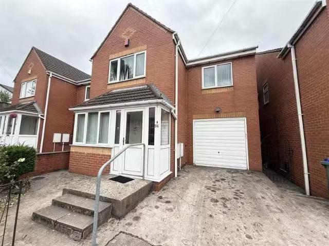 4 bedroom detached house for rent in Florence Road, West Bromw.