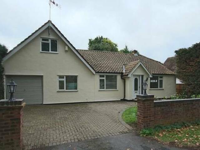 4 bedroom detached house for rent in Frances Avenue Maidenhead Berkshire SL6