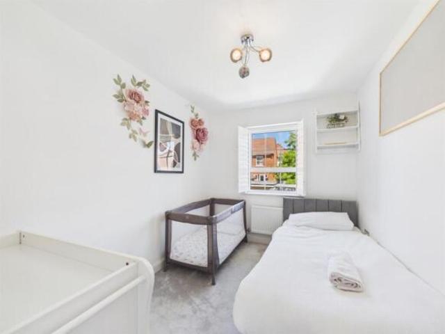 4 bedroom detached house for rent in Freeman Close, Castle Hill, Ebbsfleet Valley, Swanscombe, DA10