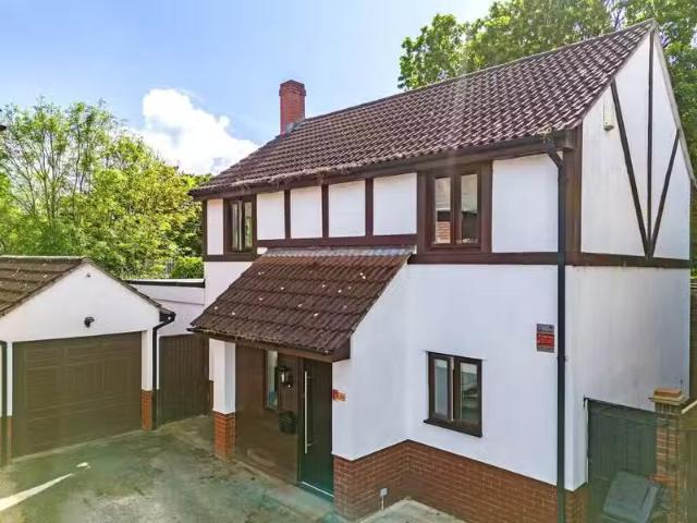 4 bedroom detached house for rent in Fyfield Close, Brentwood.