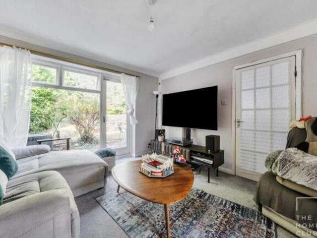 4 bedroom detached house for rent in Kingswood Close, Guildford, Surrey, GU1