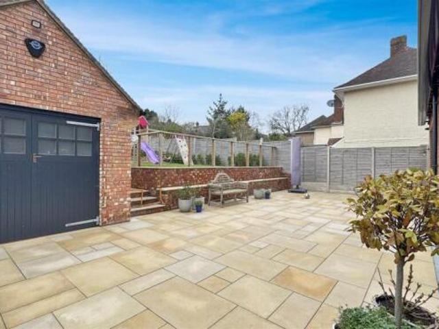 4 bedroom detached house for rent in Hatherden Avenue, Poole, BH14