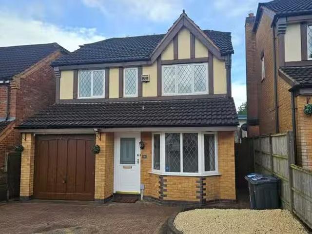 4 bedroom detached house for rent in Hampton Close, Sutton Col.