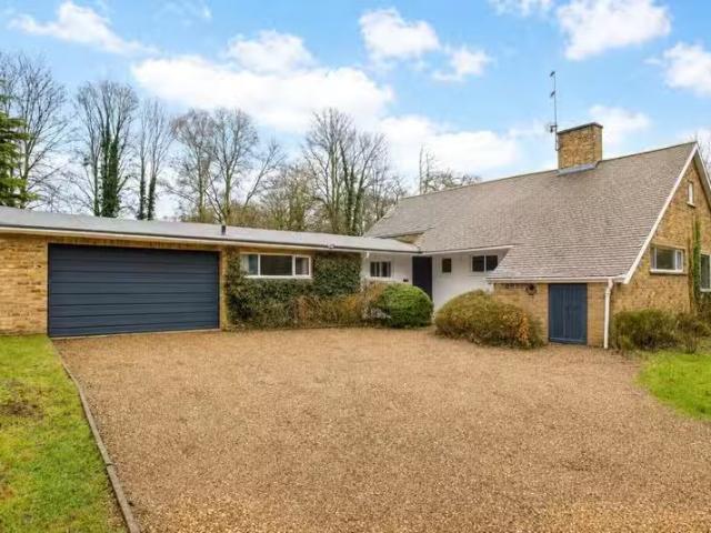 4 bedroom detached house for rent in Harmer Green Lane, Welwyn.