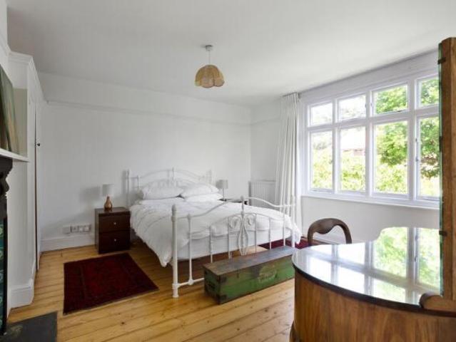 4 bedroom detached house for rent in Heartenoak Road, Hawkhurst, Kent, TN18 5EU, TN18