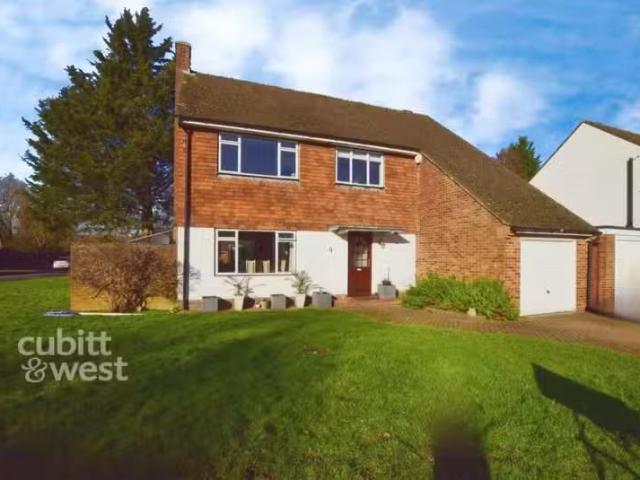 4 bedroom detached house for rent in Hitherwood Cranleigh GU6