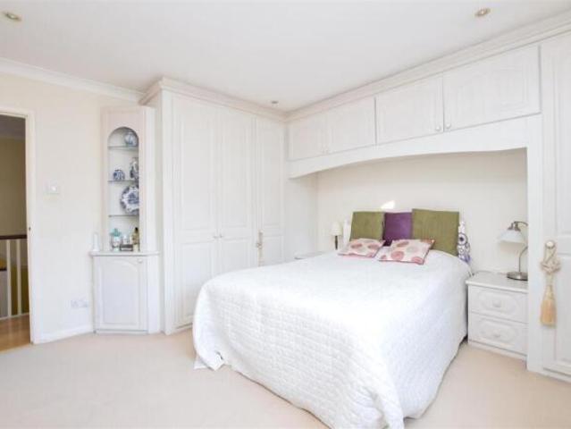 4 bedroom detached house for rent in High View, Cheam, SM2