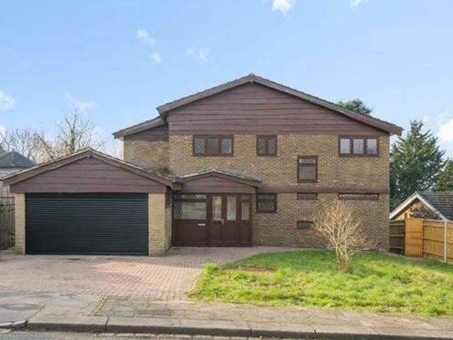 4 bedroom detached house for rent in High Beech South Croydon CR2