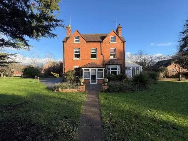 4 bedroom detached house for rent in High Street, Broom, B50