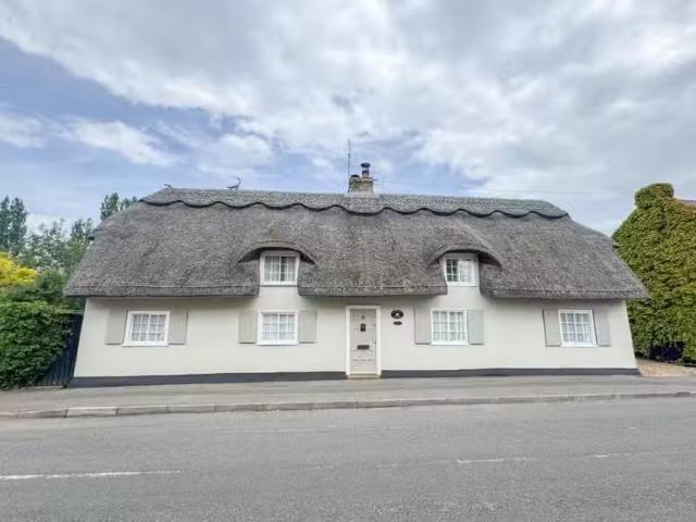 4 bedroom detached house for rent in High Street, Over, Cambri.
