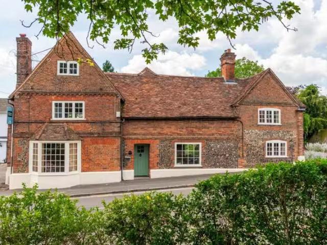 4 bedroom detached house for rent in High Street, Lane End, Hi.