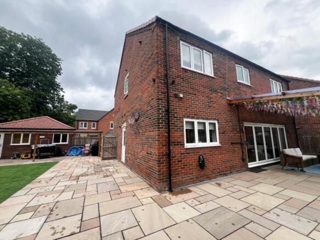 4 bedroom detached house for rent in Hudson Avenue, Anlaby, HULL, HU10
