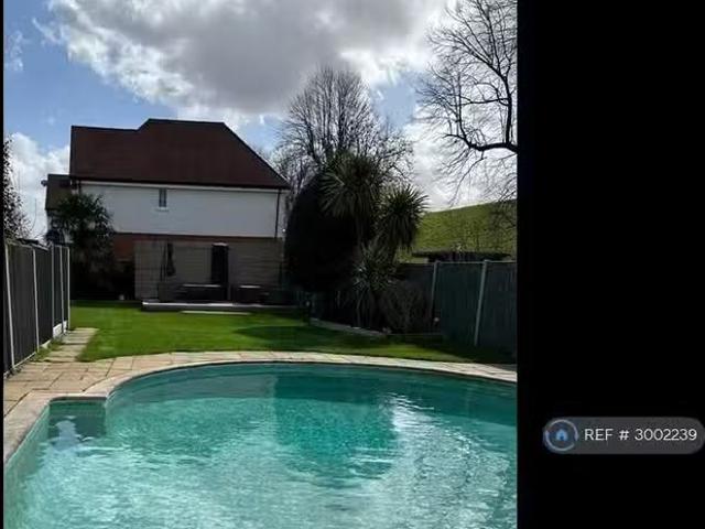 4 bedroom detached house for rent in Hurst Road, West Molesey.