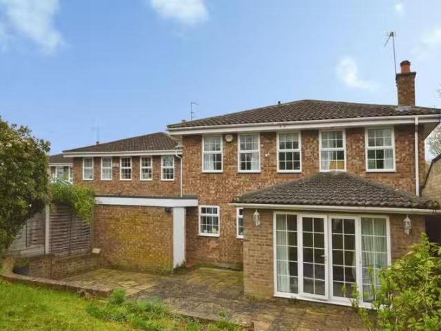 4 bedroom detached house for rent in Icknield Close, St Albans.