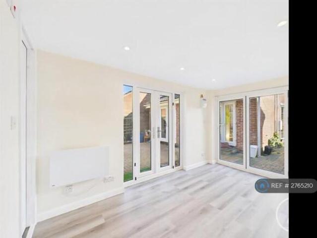 4 bedroom detached house for rent in Oakdene Way, Leeds, LS17