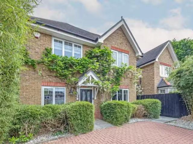 4 bedroom detached house for rent in Oakhurst Close, Kingston.