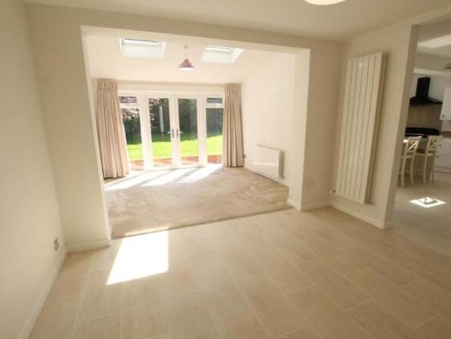 4 bedroom detached house for rent in Old Bedford Road, Luton, Bedfordshire, LU2