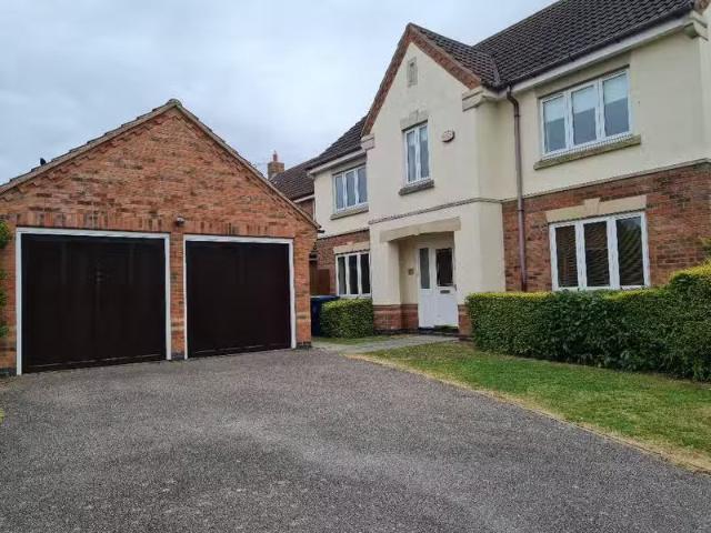 4 bedroom detached house for rent in Old Pinewood Way, Papwort.