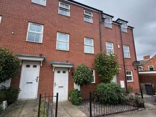4 bedroom detached house for rent in Lathkill Street, Market H.