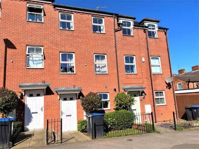4 bedroom detached house for rent in Lathkill Street, Market H.
