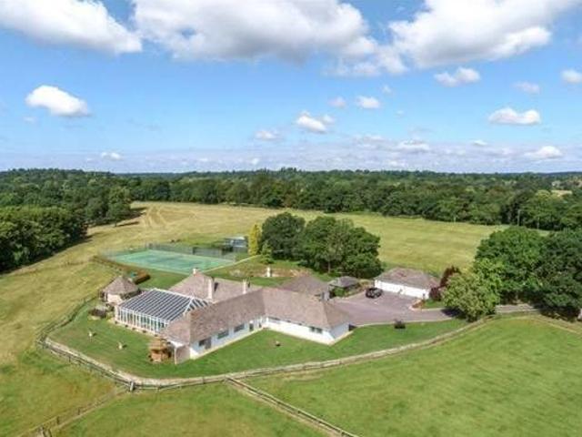 4 bedroom detached house for rent in Monks Walk Farnham GU9
