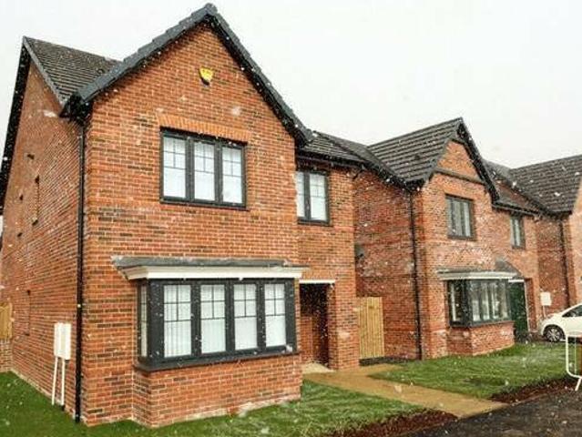 4 bedroom detached house for rent in Moor Close Burnopfield Newcastle upon Tyne NE16