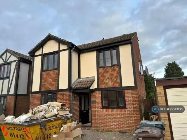 4 bedroom detached house for rent in Morris Way, London Colney.