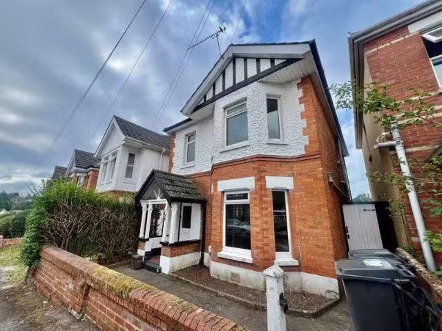 4 bedroom detached house for rent in Markham Road, Charminster.