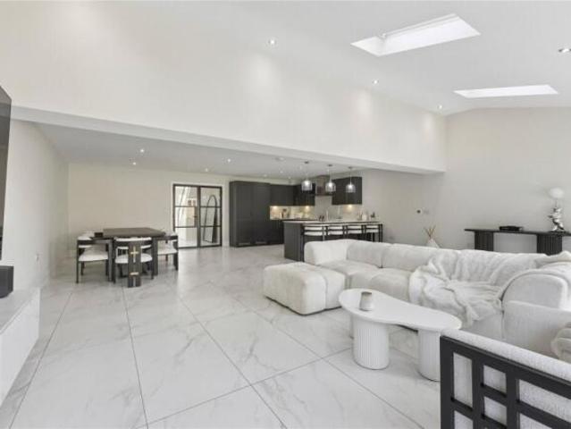 4 bedroom detached house for rent in Markyate Road, Slip End, Bedfordshire, LU1
