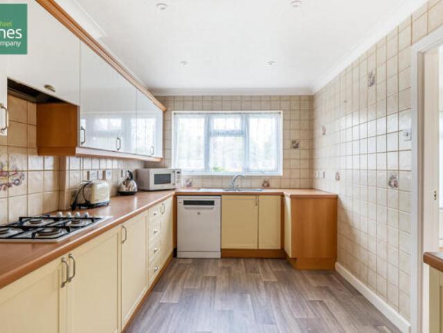 4 bedroom detached house for rent in Marine Crescent, Goring by Sea, Worthing, West Sussex, BN12