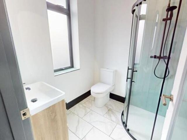 4 bedroom detached house for rent in Mead Road, GL53
