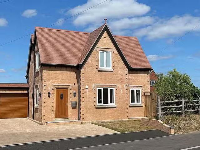 4 bedroom detached house for rent in Merley, BH21