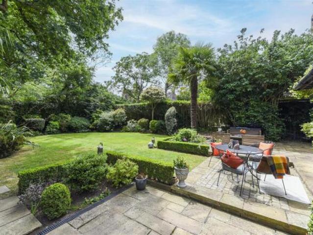 4 bedroom detached house for rent in Middleway, Hampstead Garden Suburb, NW11