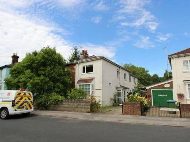4 bedroom detached house for rent in North Road SO17