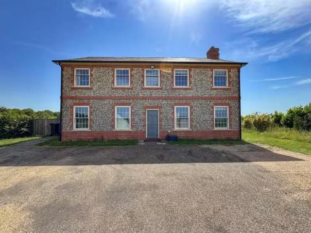 4 bedroom detached house for rent in New England Stud, Newmark.