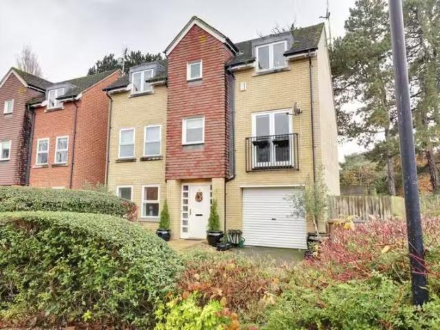 4 bedroom detached house for rent in Nightingales, Bishop's St.