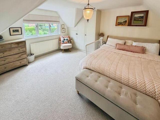 4 bedroom detached house for rent in South View, RG21