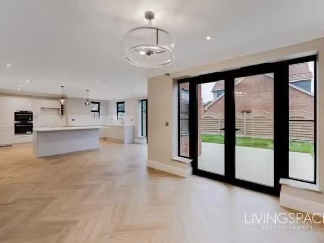 4 bedroom detached house for rent in Sabre Close, Felsted, CM6