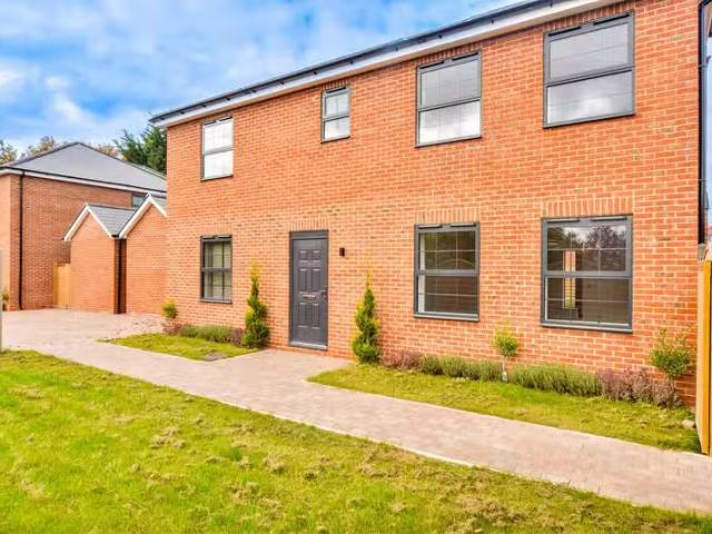 4 bedroom detached house for rent in Sabre Close, Stebbing Gre.