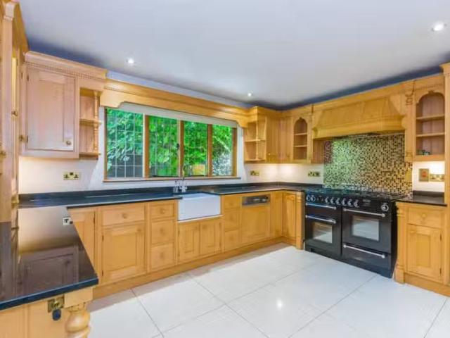 4 bedroom detached house for rent in St Georges Road, Bromley.