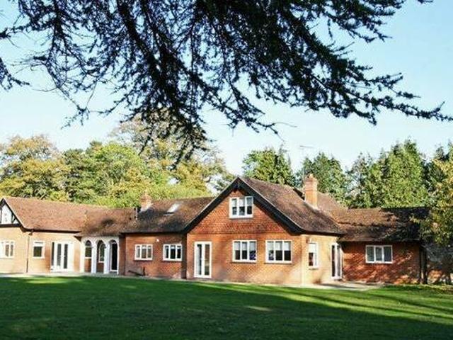 4 bedroom detached house for rent in Stoke Poges Detached 4 Bedroom Lodge in Private Gardens 2995pc