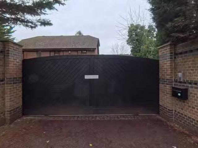 4 bedroom detached house for rent in Stoke Road, Cobham, KT11