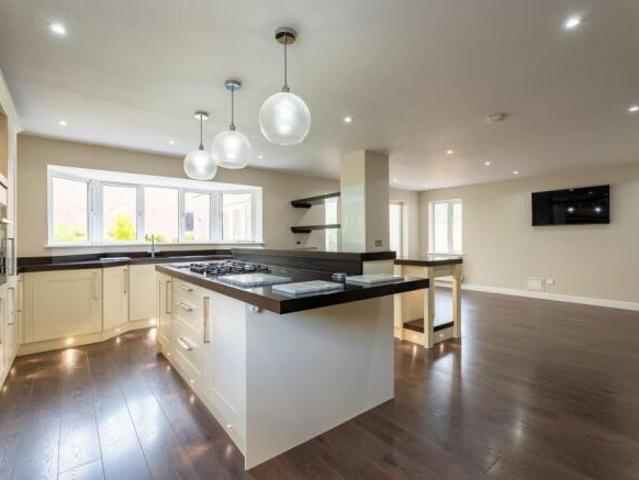 4 bedroom detached house for rent in Stoneleigh Avenue, Moortown, LS17