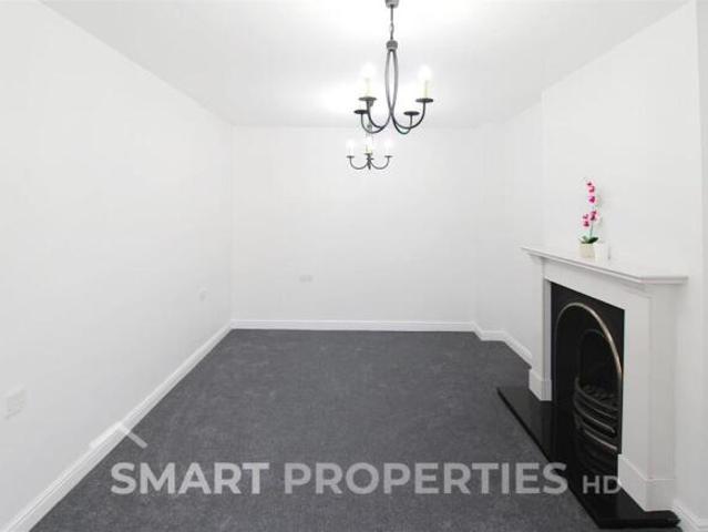 4 bedroom detached house for rent in Suffolk Rise, Huddersfield, HD2