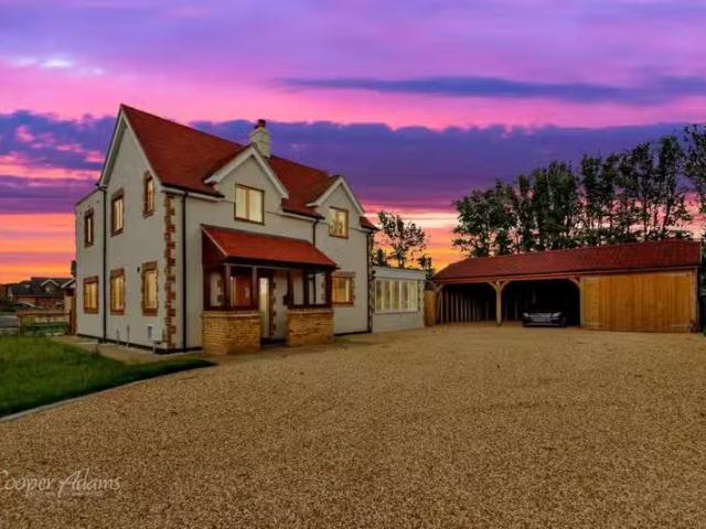 4 bedroom detached house for rent in Swallows Gate, Angmering.