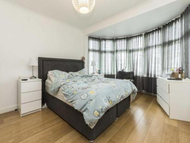 4 bedroom detached house for rent in Popes Lane, Ealing, W5