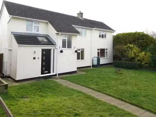 4 bedroom detached house for rent in Paddocks Drive, Newmarket.