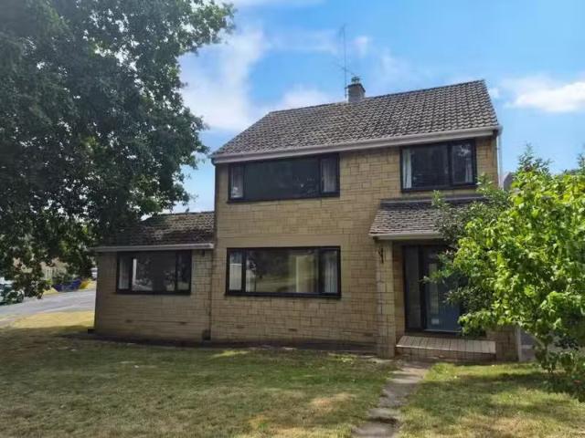 4 bedroom detached house for rent in Parklands, Wotton Under E.